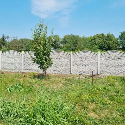 RELJEFNA BETONSKA OGRADA SREDNJI KAMEN SA LUKOM
