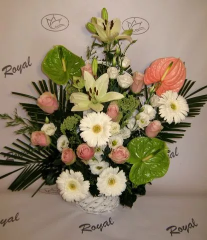 Korpa sa ljiljanom, anturijumom, gerberom i ružama 372