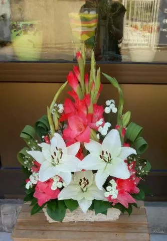 ARANZMAN SA LJILJANIMA I GLADIOLAMA BR. 150