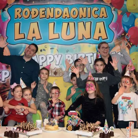 ZAPLEŠIMO U ISTOM RITMU - LA LUNA