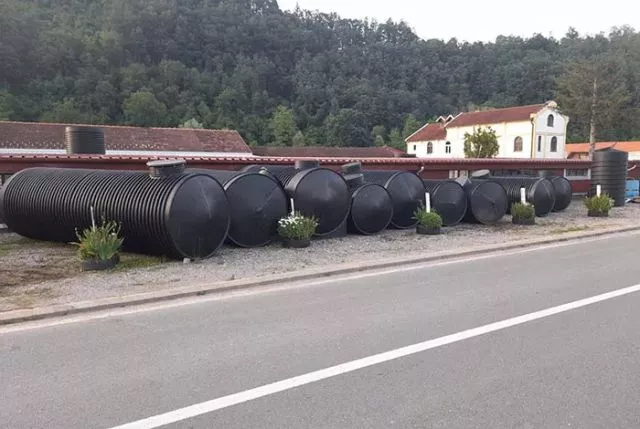 Horizontalni plastični rezervoar 2.000L Ø1000x2600mm