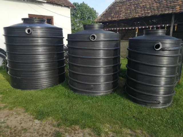 VERTIKALNI PLASTIČNI REZERVOAR 2.500L