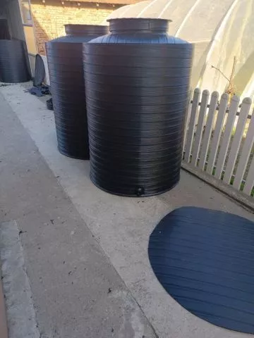 VERTIKALNI PLASTIČNI REZERVOAR 2.000L