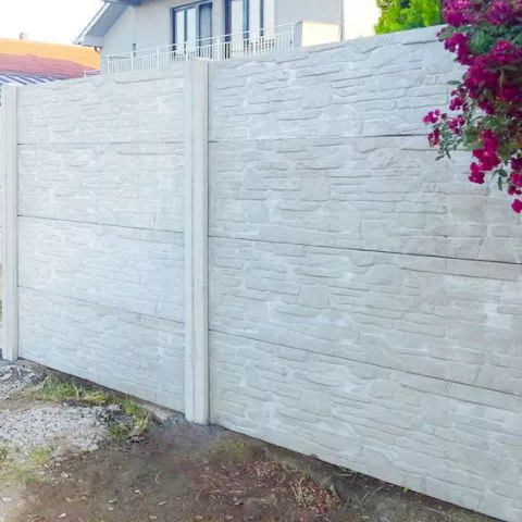 RELJEFNA BETONSKA OGRADA SITAN KAMEN - RAVNA