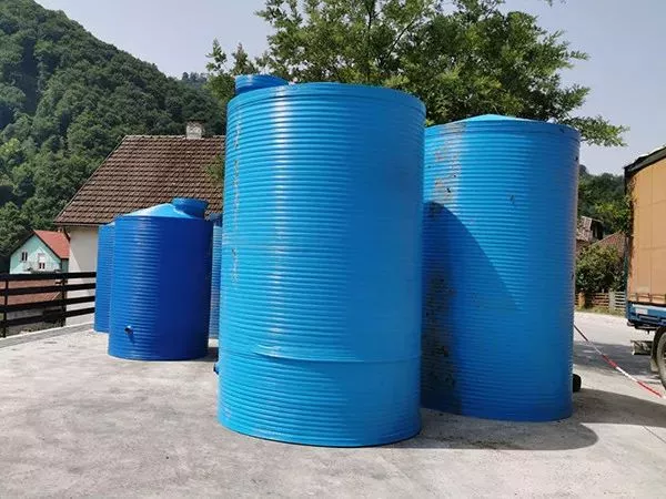 VERTIKALNI PLASTIČNI REZERVOAR 5.000L Ø 1.600 X 2.500 MM