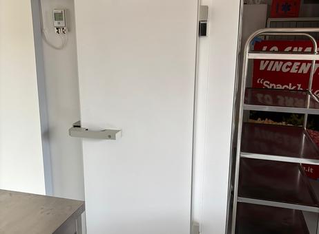 2 pozitivne hladne komore 0/ + profesionalna mašina za sečenje + čista prostorija sa kontrolisanom temperaturom i kvalitetom vazduha + automatska mašina za pakovanje tečnosti. Verified seller
