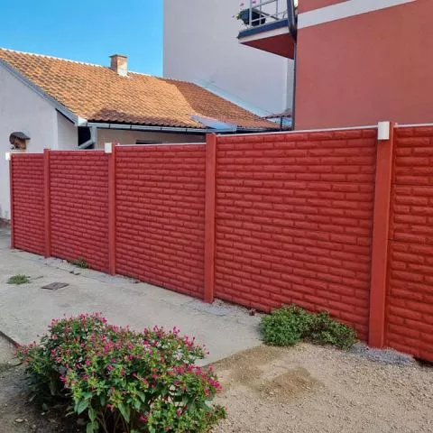 RELJEFNA BETONSKA OGRADA CIGLICA - RAVNA