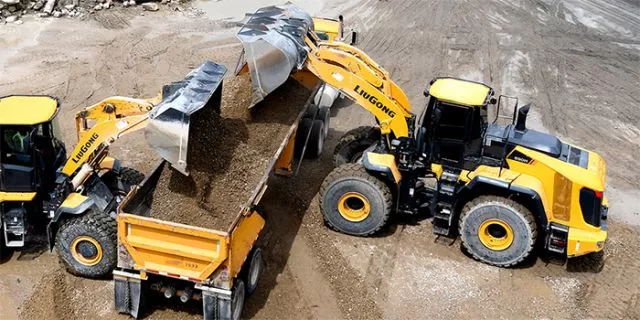 УТОВАРИВАЧИ 890Х РАДНА ТЕЖИНА: 31.245 - 31.600 КГ НАЗИВНА СНАГА: 250 / 261 КВ