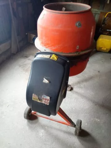 POLOVNA MEŠALICA ZA BETON