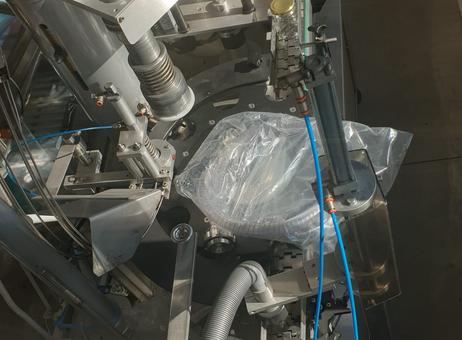 Tecnoalimentare Srl Monoblocco R. T.E. 1200 - In-line mašina za pakovanje cilindričnih tegli sa zatvaračem i etiketirom.
