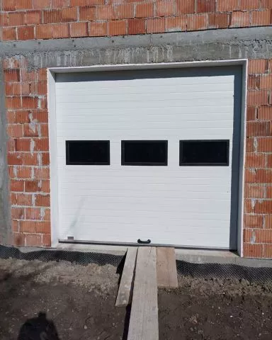 SEGMENTNA GARAŽNA VRATA MODEL 28