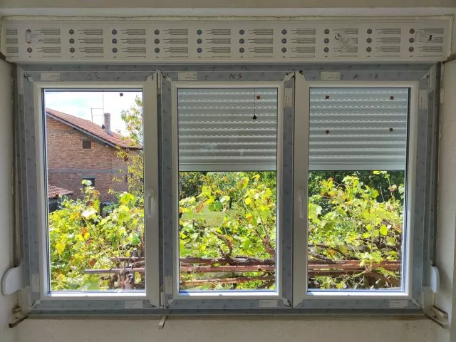 TROKRILNI PVC PROZOR 190X140 SA ROLETNOM I KOMARNIKOM