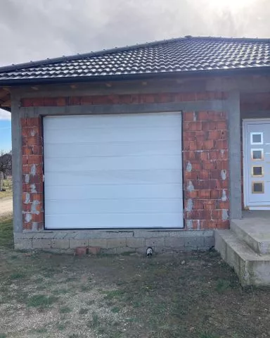 SEGMENTNA GARAŽNA VRATA MODEL 19