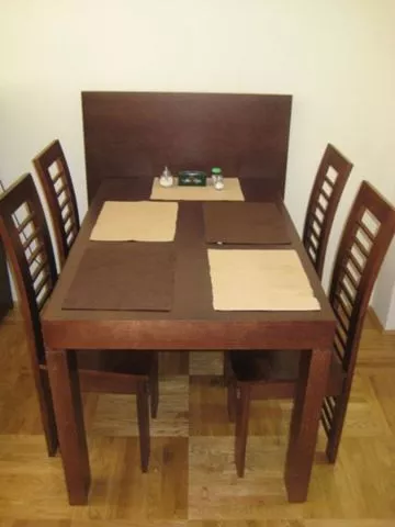 TRPEZARIJSKI DRVENI STO I STOLICE E045