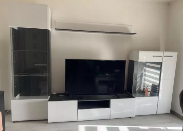 PRODAJE SE TV KOMODA SA 2 VETRINE
