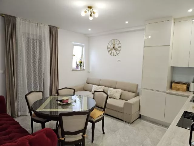 Izdaje se apartman u centru stobreca-hrvatska