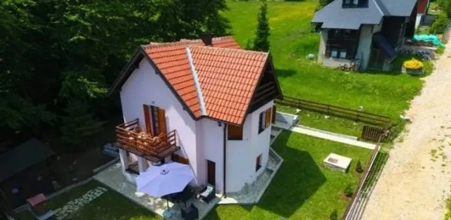 PRODAJEM KUCU NA TARI