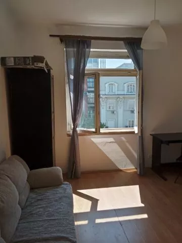 IZDAJE SE GARSONJERA