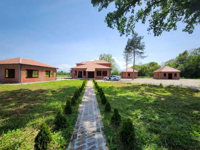 PRODAJEM PLAC SA KOMPLETNO SVIM OBJEKTIMA KRALJEVO-ADRANI