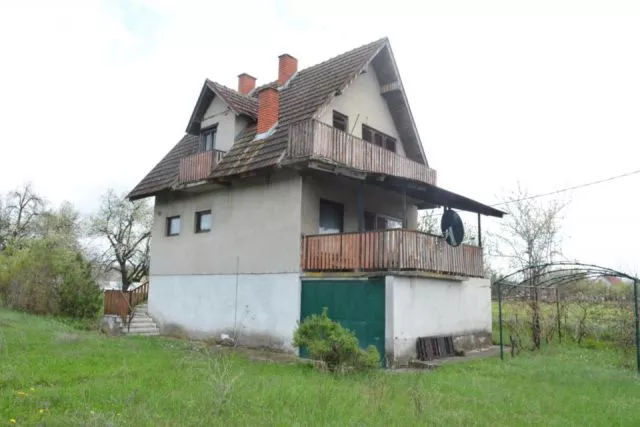 USELJIVA KUCA SA 6.5 ARI PLACA NA 3 ETAZE U MIONICI