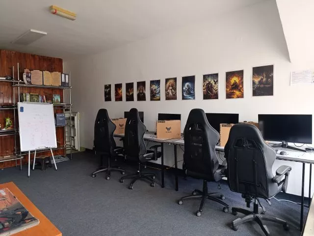 IZDAJEM POTPUNO OPREMLJEN KANCELARIJSKI PROSTOR (DEVETI MAJ, NIŠ)