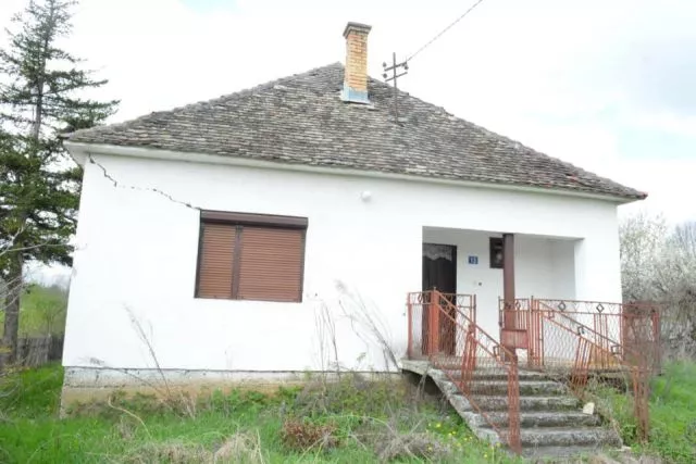 SEOSKA KUCA SA POMOCNIM OBJEKTIMA U SELU TULARI KRAJ UBA