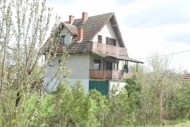 USELJIVA KUCA SA 6.5 ARI PLACA NA 3 ETAZE U MIONICI