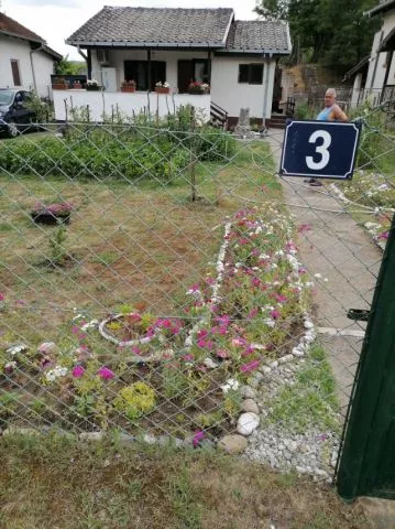 KUĆA NA SREBRNOM JEZERU