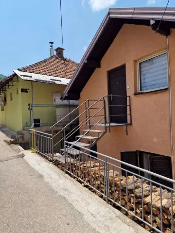 IZDAJEM STAN U UŽICU