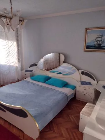 NAMEŠTEN TROSOBAN STAN