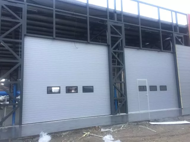 INDUSTRIJSKA SEGMENTNA VRATA GARAŽNA MODEL 57