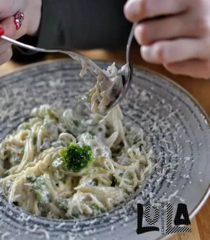 PASTA SA BROKOLIJEM I PILETINOM