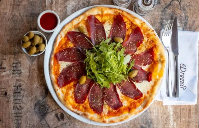 GOVEĐA PRŠUTA I RUKOLA PIZZA