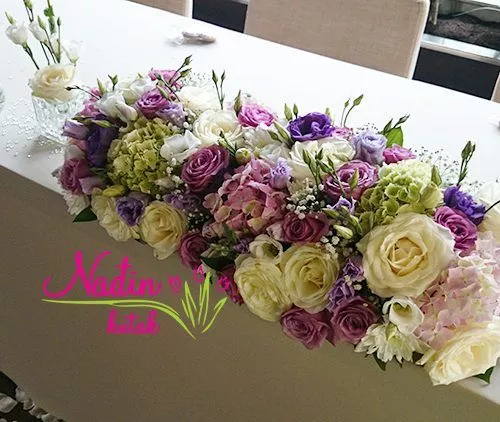 IKEBANA ZA MLADENAČKI STO OD LIZIJANTUSA, HORTENZIJE, RUŽA I MARGARETA - DS050