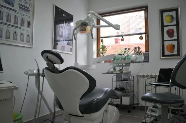 BELE PLOMBE OD NANOHIBRIDNOG KOMPOZITA ORDINACIJA SMILEDENT