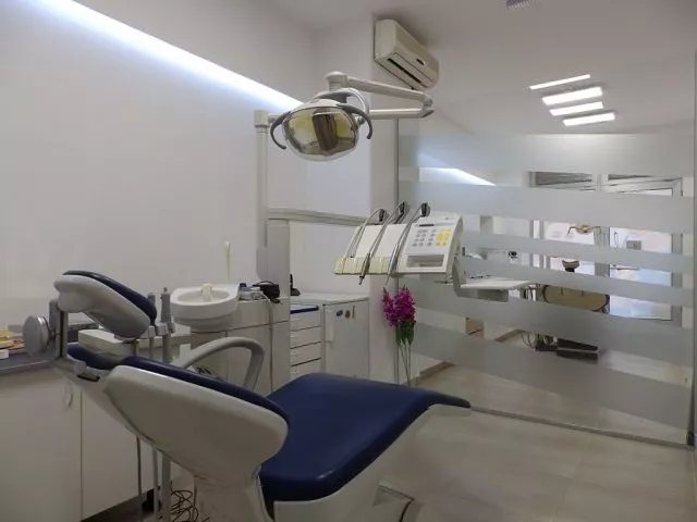 KOMPOZITNI ISPUN – DVOPOVRŠINSKI - DENTAL STUDIO SAVIĆ & TEAM