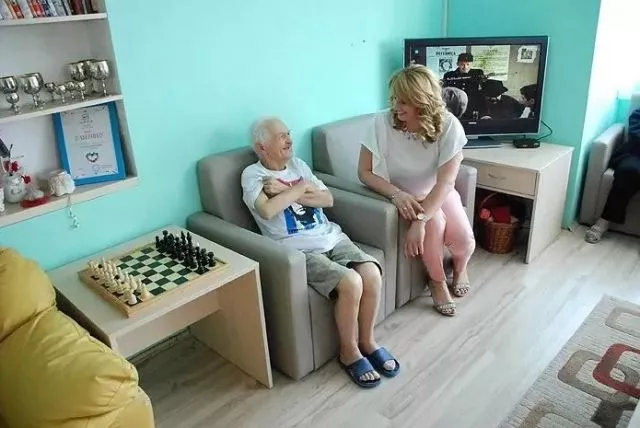 SOCIJALNI RADNIK RADI SA KORISNICIMA DOMA ZLATNO SRCE