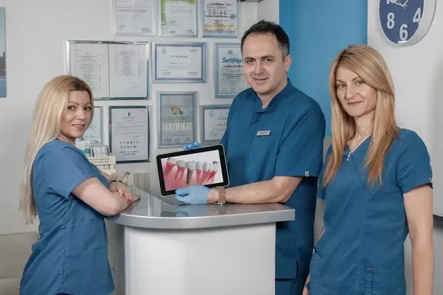METALOKERAMIČKA KRUNICA NA IMPLANTU
