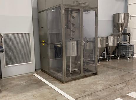 Novinoks - vertikalni mikseri za prahove ukupne zapremine 350 litara sa zamenljivim kontejnerima.