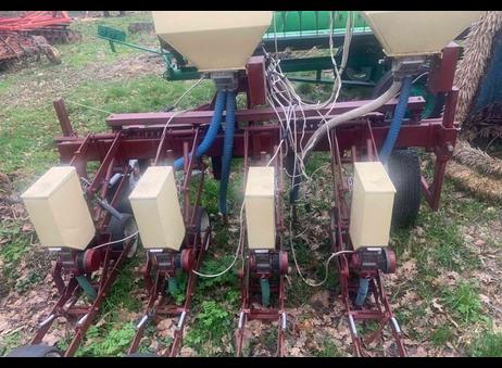 Vegetable seeder --