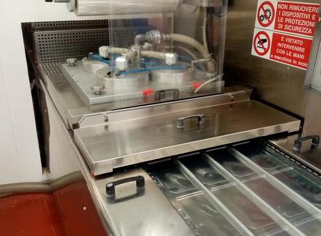 ATM linija za pakovanje narezanog suhomesnatog mesa u kompletu sa tri kalupa postavljena u liniji sa CIEMMETECNICA TM620 INOKS matricom za totalno sečenje