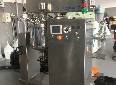 Akomatic 50 litarski turboemulgator, kao nov, Jolli Akomatic 500 ml pneumatska mašina za doziranje.