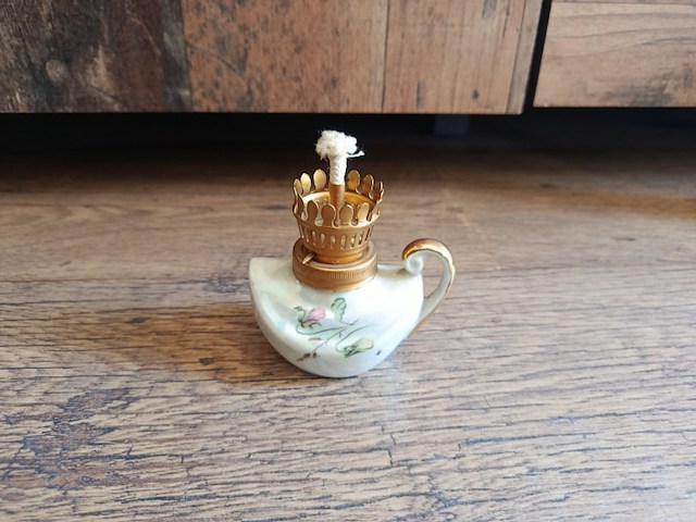 Petrolejska lampa od sedef porcelana