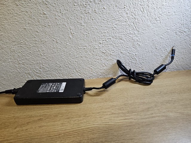 Dell punjac adapter 19.5V 12.3A 240W PA-9E GA240PE1 7.4