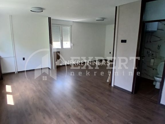 Izdaje se poslovni prostor u blizini Delta planeta, 72m2