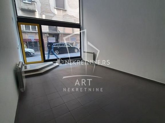 Đeram, lokal sa izlogom, mereno 31m2 ID#12415