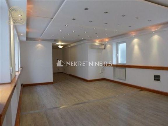 Izdavanje poslovnog prostora Knez Mihailova – 175m² duplex, odlična lokacija, renoviran