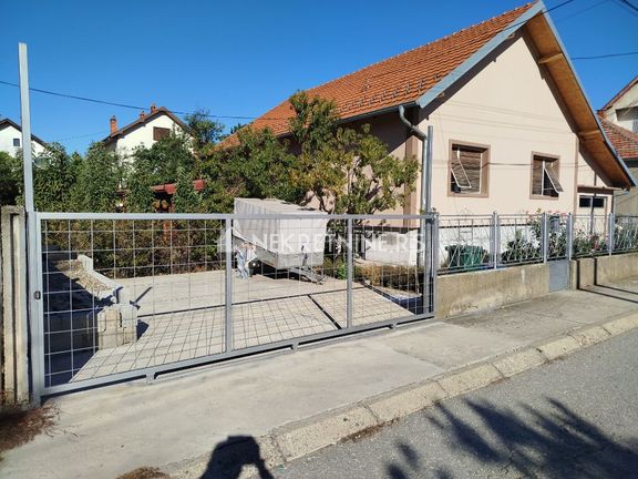 1 kuća 130 kvadrata sa suterenom odmah useljiva, a druga kuca prizemlje i sprat 133m2 siva faza