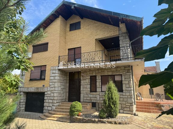 Lepa kuća na odličnoj lokaciji sa izdvojenim poslovnim prostorom