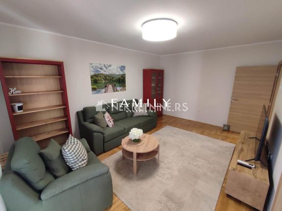 Renoviran, namešten stan 74m² na Limanu 3